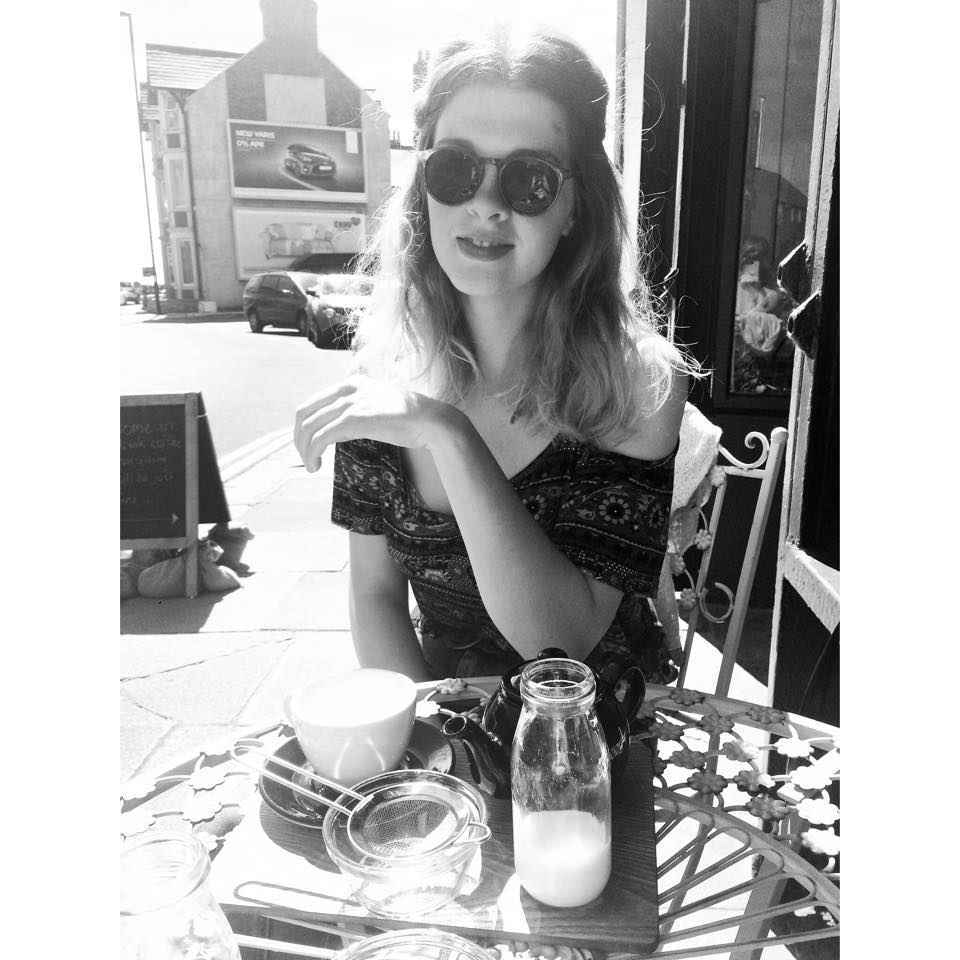 We Interview Singer-Songwriter Carys Calling - The Clothes Maiden